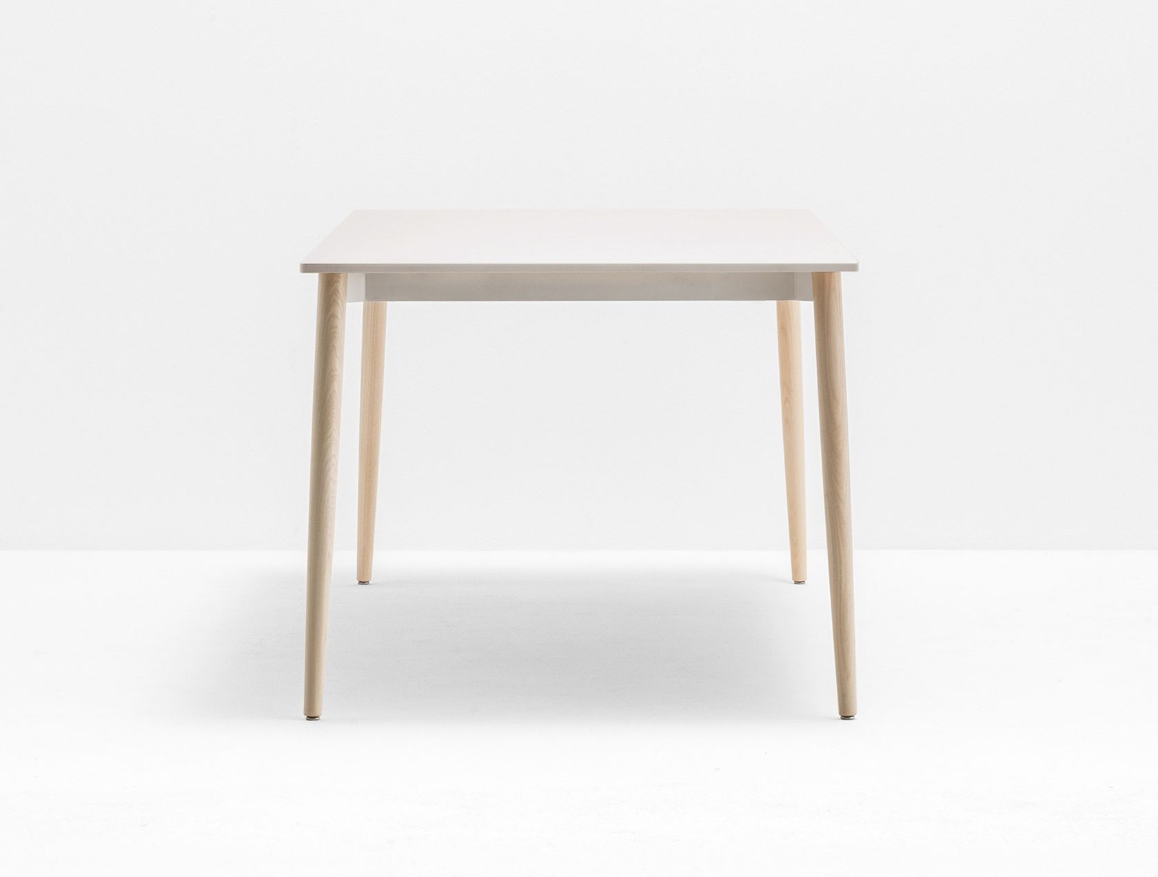 MALMÖ TML | Table Extending rectangular ash table By Pedrali