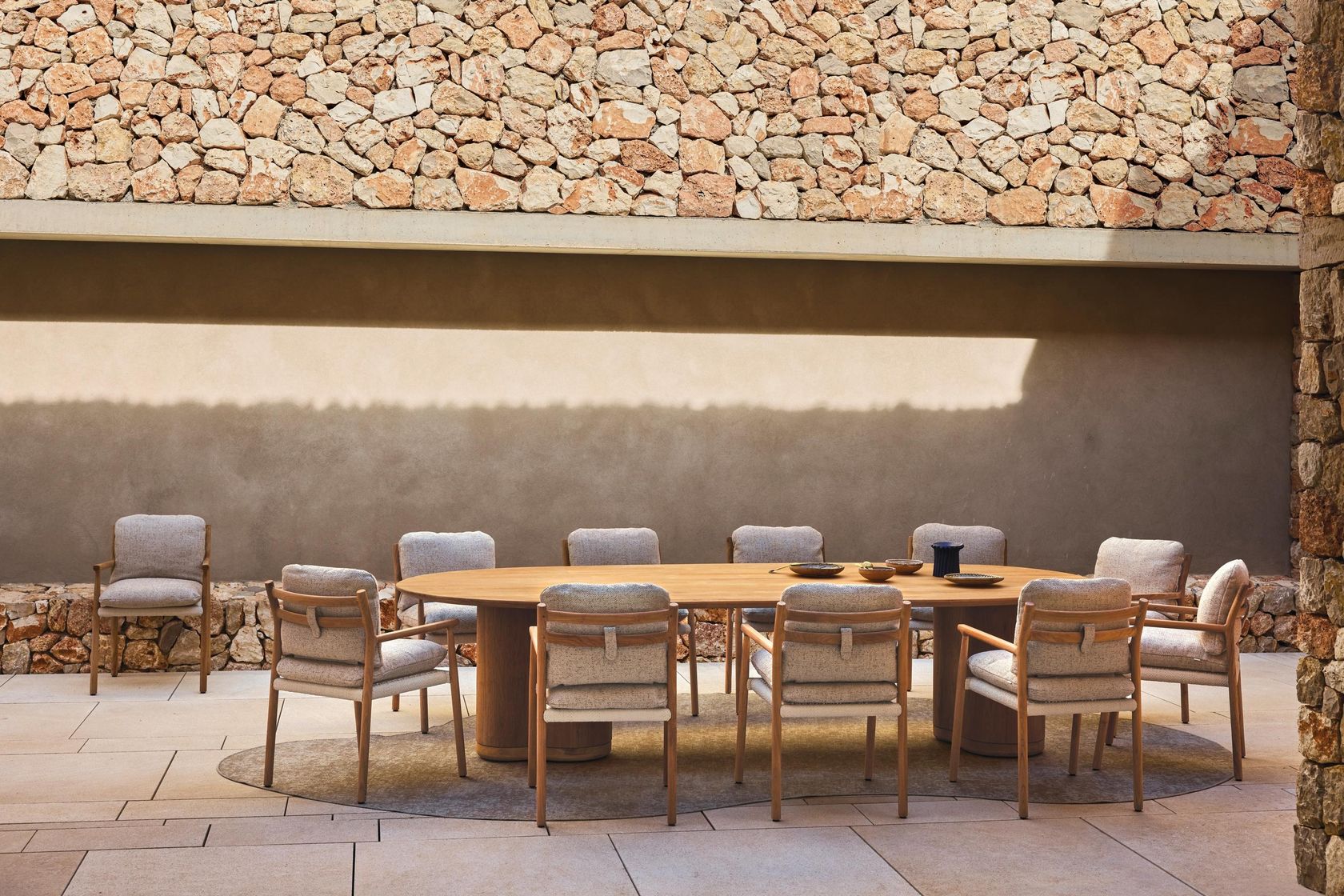 OGADO Table By MANUTTI