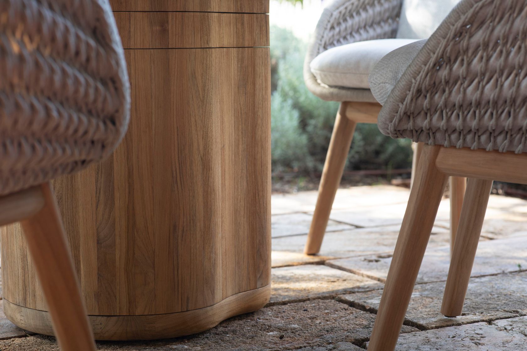 OGADO Table By MANUTTI