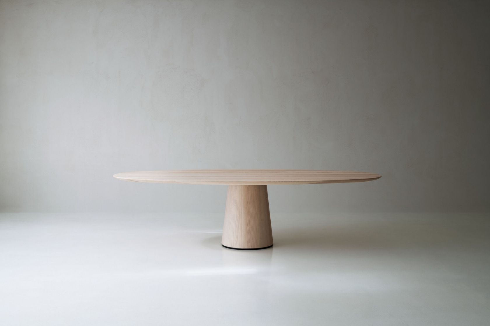 MATERIC Oval ash table By Porro | design Piero Lissoni