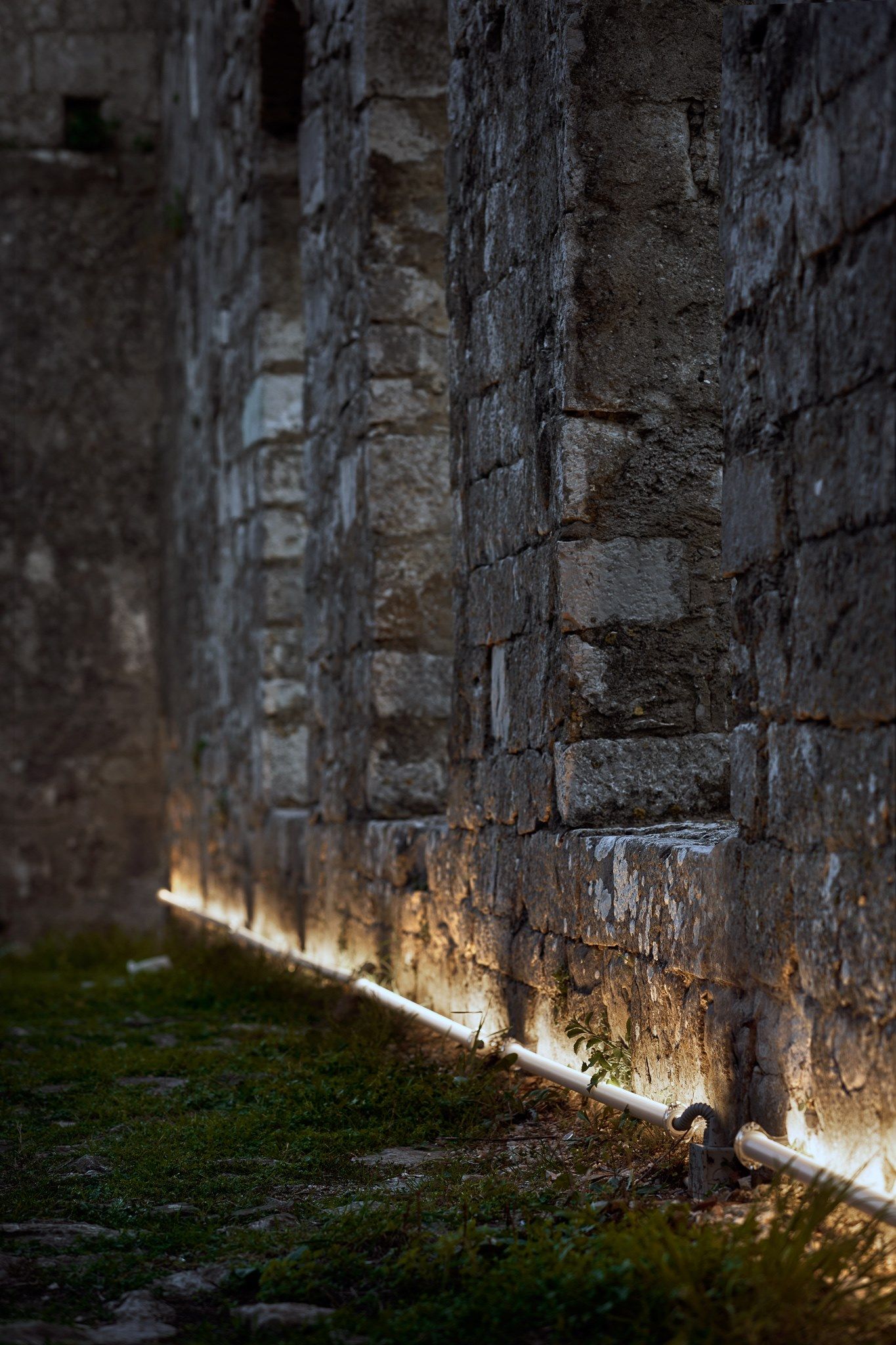 MAXI TUBE Wall-mounted polycarbonate Outdoor linear profile By Linea ...