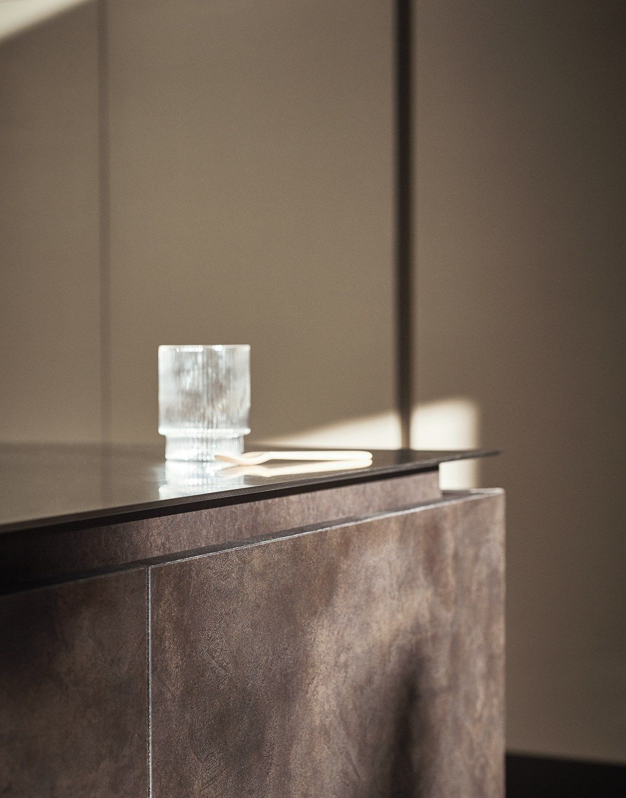 Fitted kitchen with island MAXIMA 2.2 - COMPOSITION 2 By Cesar