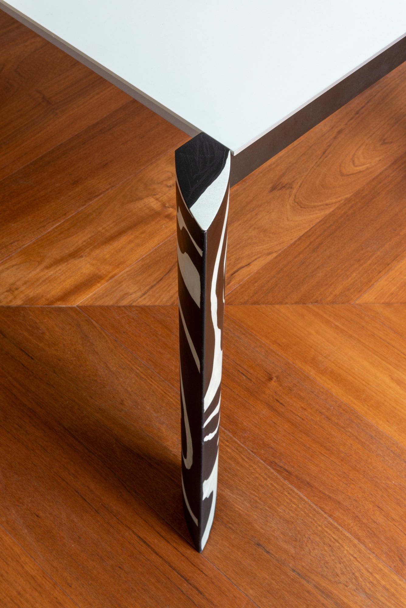 Extending recycled aluminium table with corn paper legs METAVERSO By ...