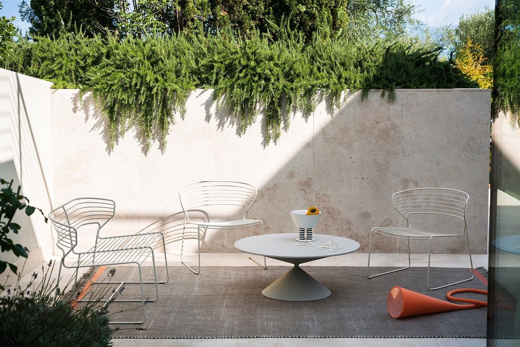 MINI CLAY Tavolino rotondo in poliuretano By Desalto | design Marc Krusin