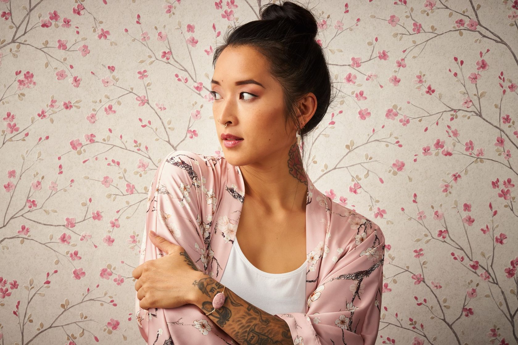 MIO - TOKIO | Wallpaper with floral pattern Metropolitan Stories II ...