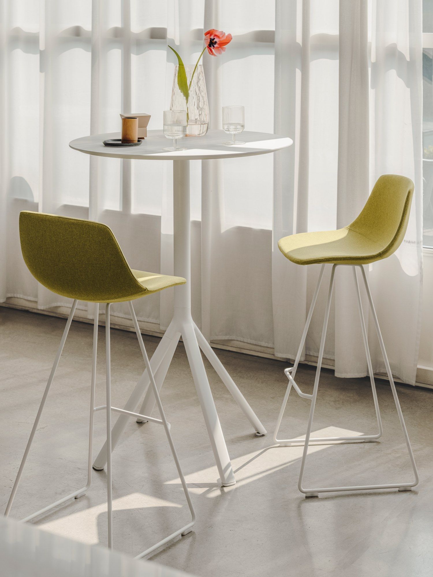 MIUNN Sled base high stool with back By Lapalma | design Karri Monni