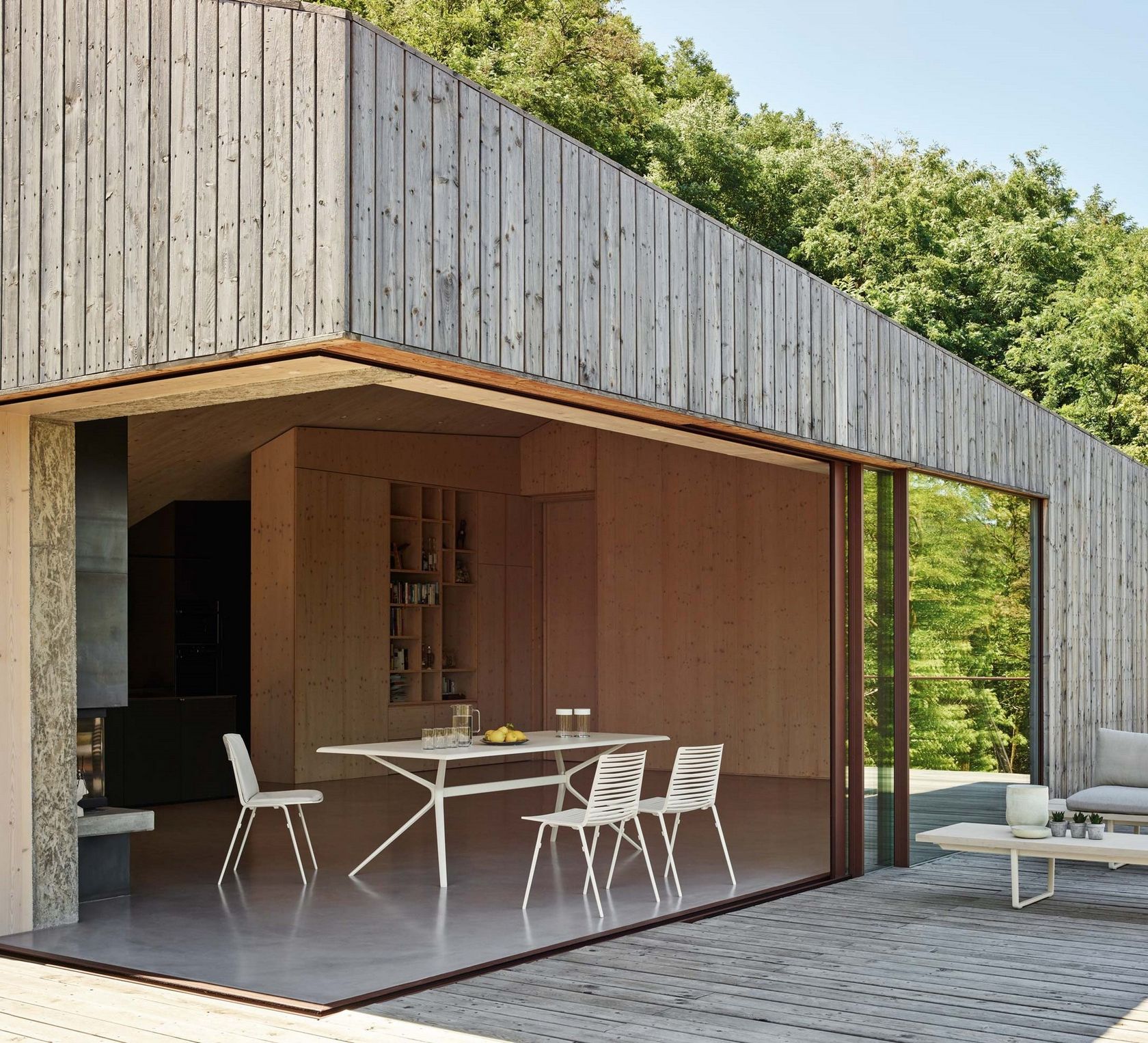 MOAI Square aluminium garden table By FAST | design Lievore Altherr