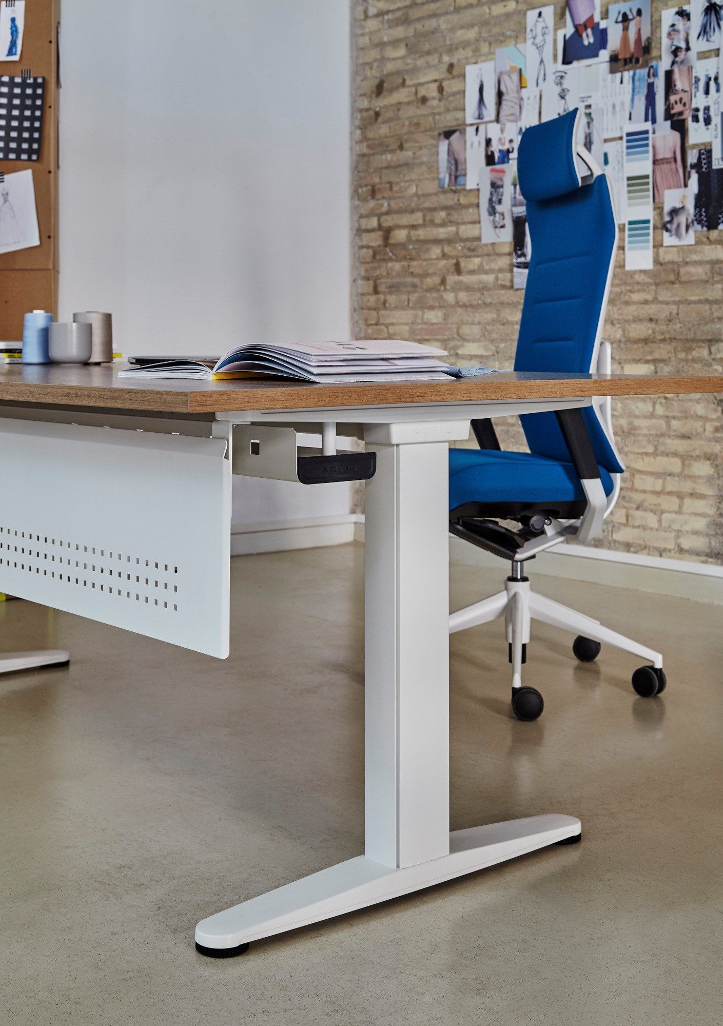 Height-adjustable workstation desk MOBILITY By ACTIU design Javier Cuñado