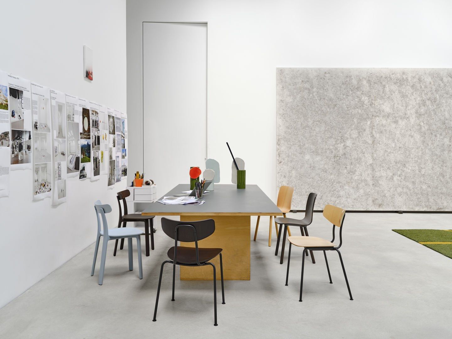 MOCA Chaise empilable en chêne avec dossier ouvert By Vitra | design ...