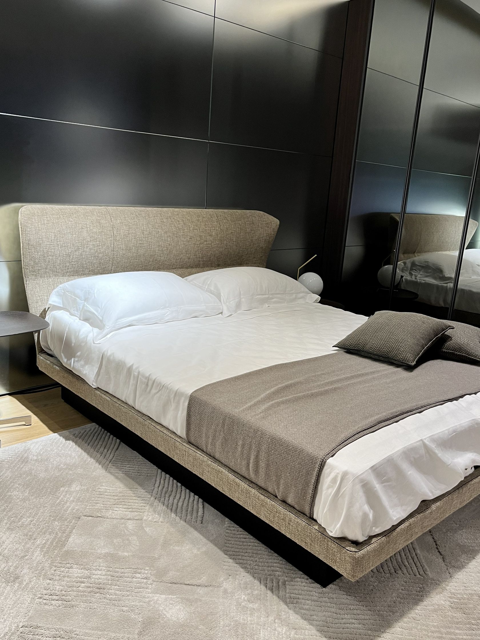 MOLTENI - AZUL bed By In Stock design Nicola Gallizia