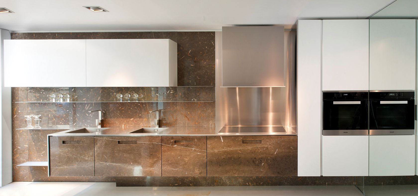 Lacquered wooden fitted kitchen MONFORTE By SCIC