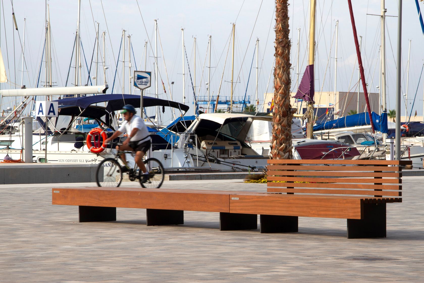 MOON | Backless Bench By URBIDERMIS design Enric Batlle, Joan Roig