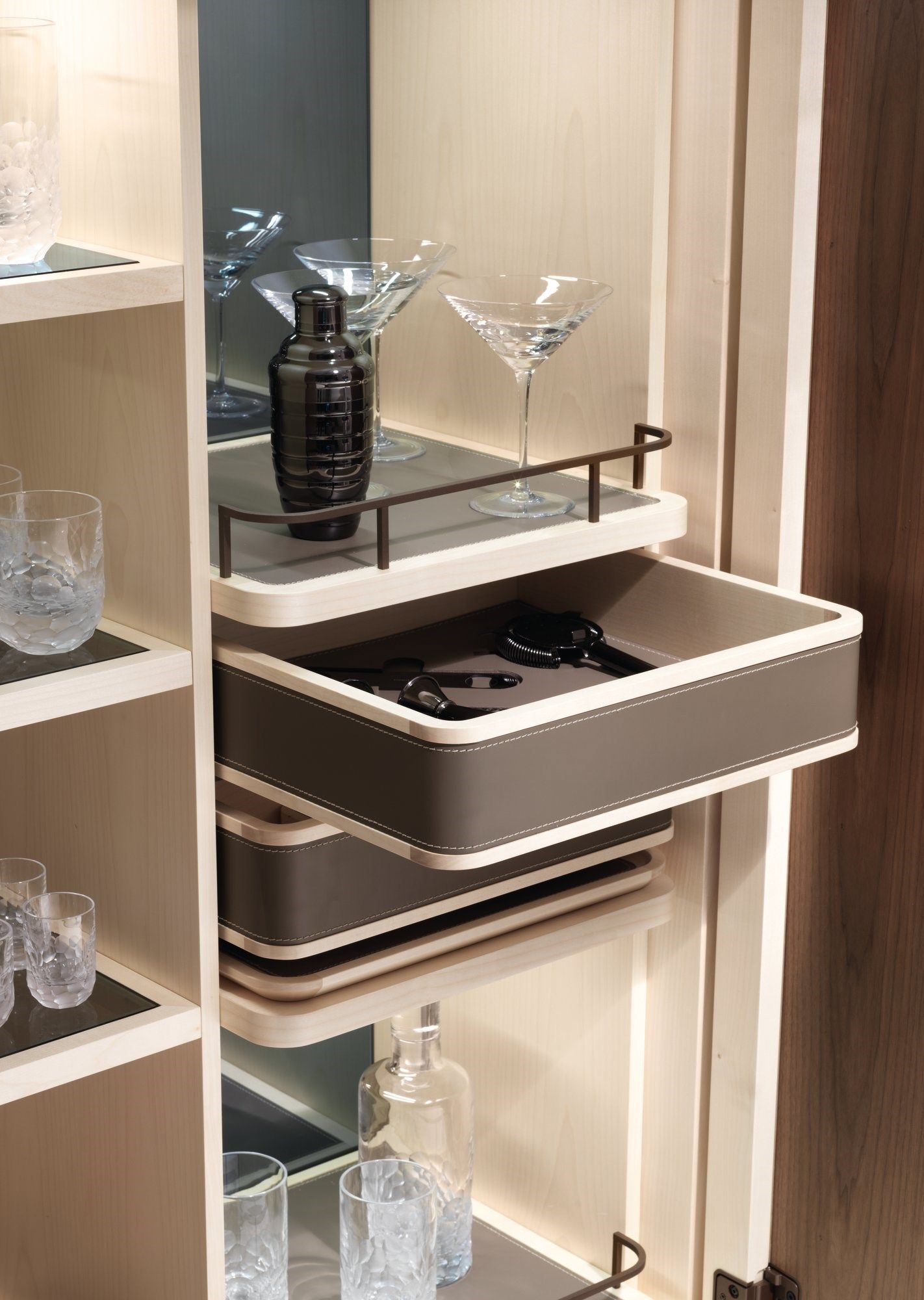 Mueble bar con luces integradas MOORE By Giorgetti diseño Roberto Lazzeroni