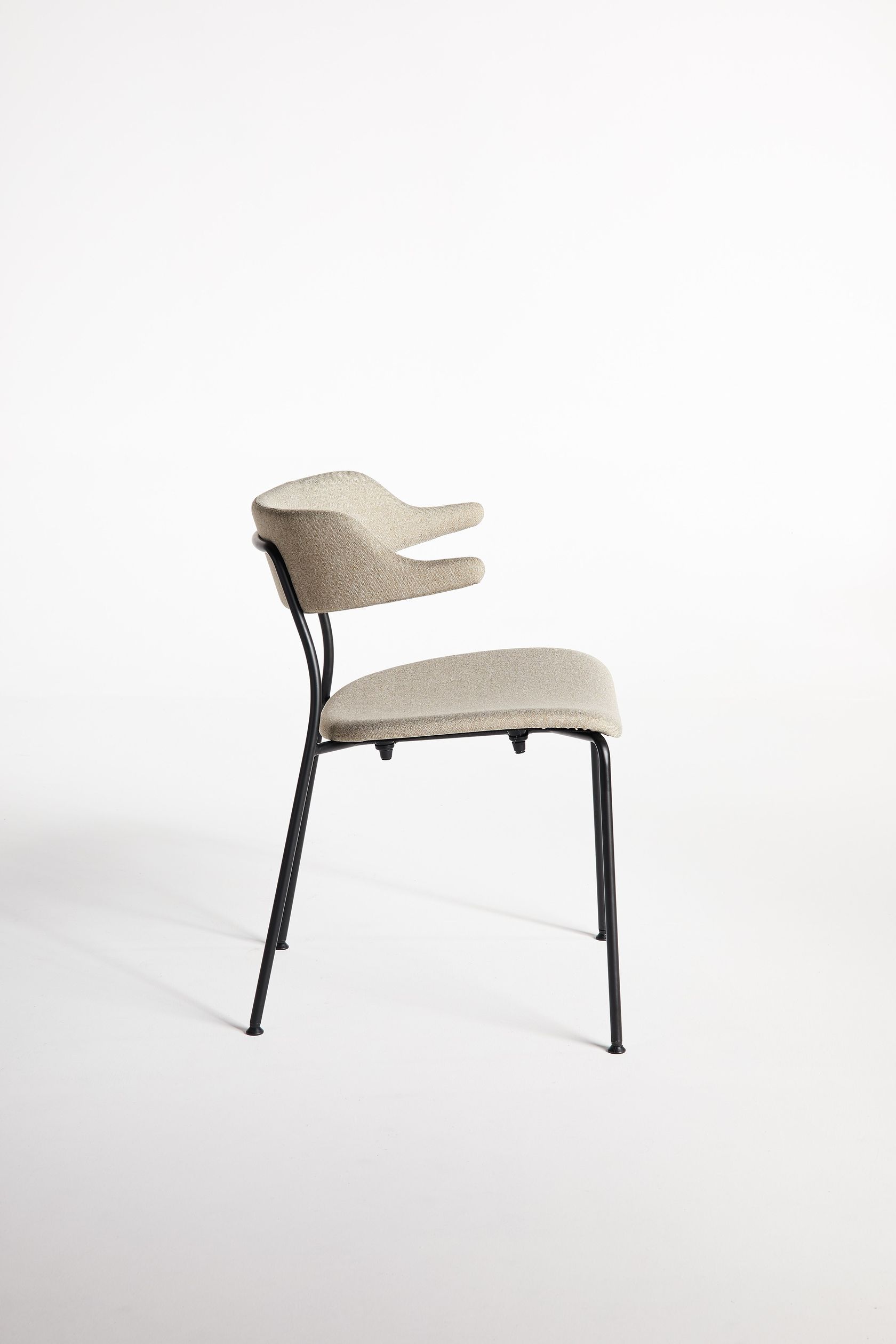 MOU | Chaise en tissu Chaise en tissu avec dossier ouvert By grado ...