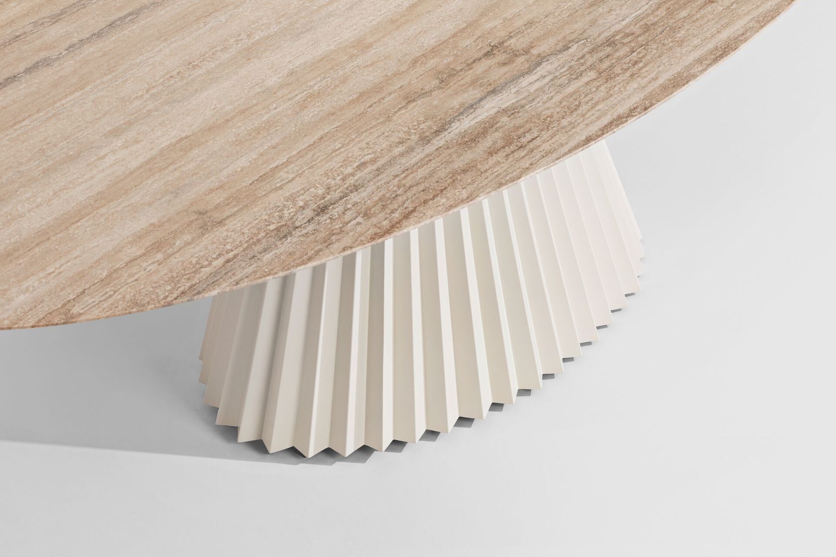 PLISSÉ ELLITTICO Fixed elliptical table with a metal base. By Midj ...