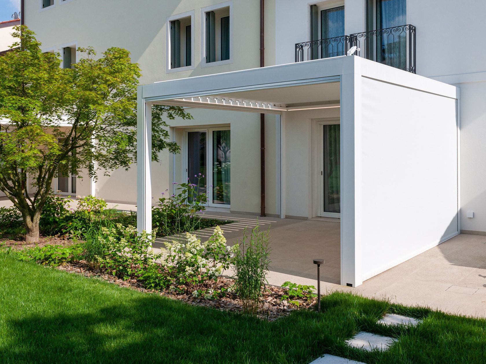 OPEN+ | Wall-mounted pergola Wall-mounted bioclimatic aluminium pergola ...