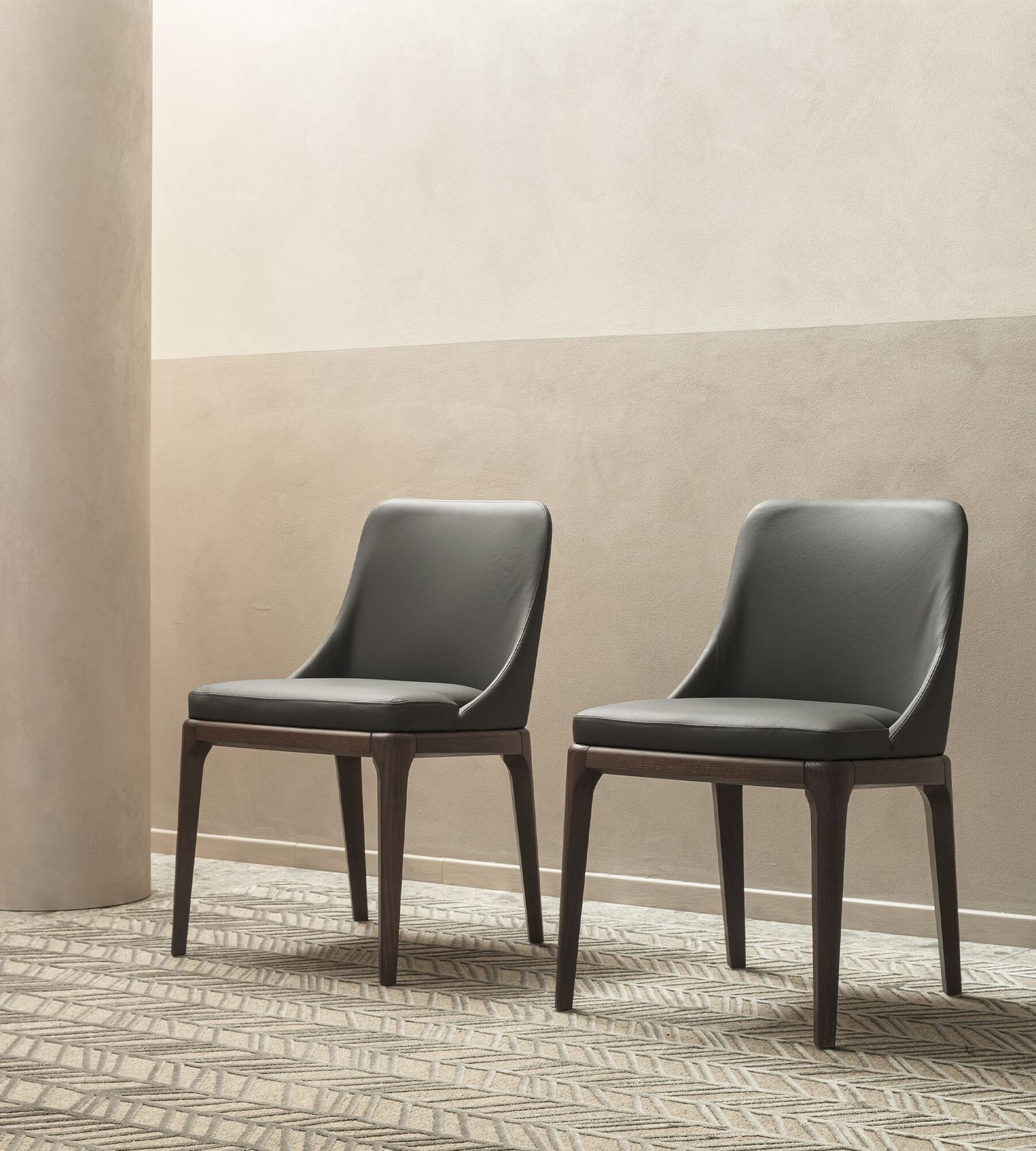 ANTIGONA Chaise rembourrée en cuir By Morica Design