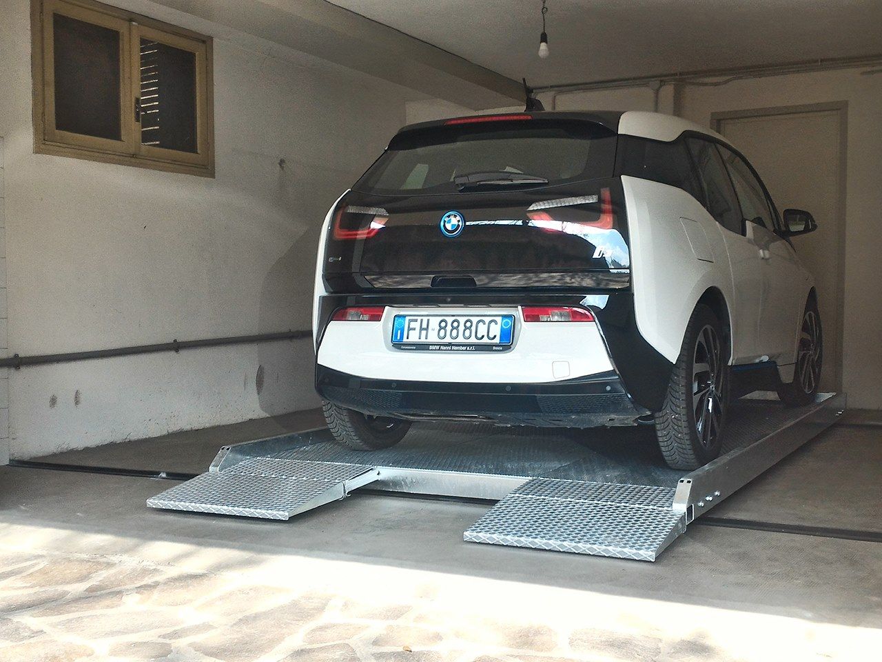 Rotating, moving platform for car Moving Platform By GREEN PARK