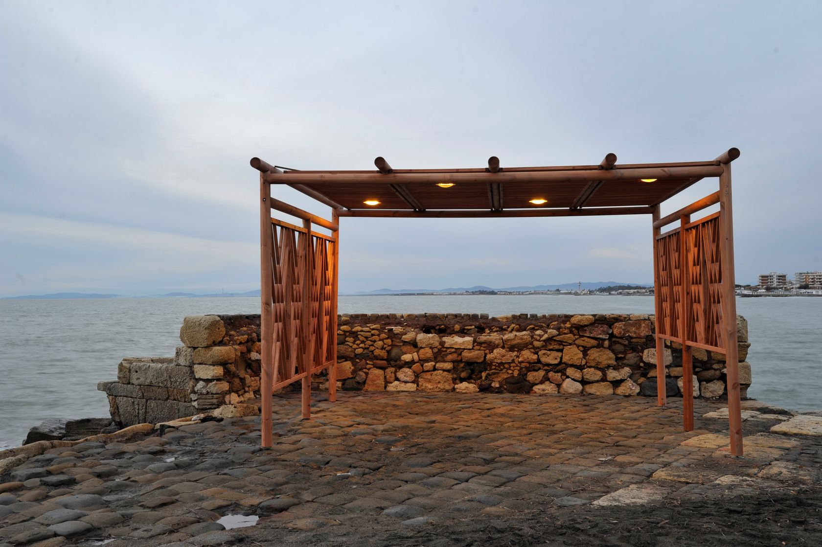 NAGI Pergola autoportante in pino By Unopiù