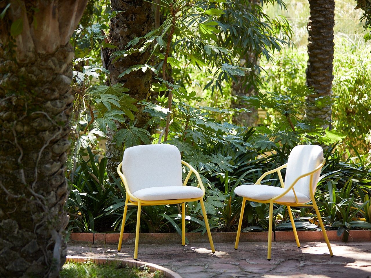 NANSA Stackable chair with armrests By MUSOLA | design Santiago Sevillano