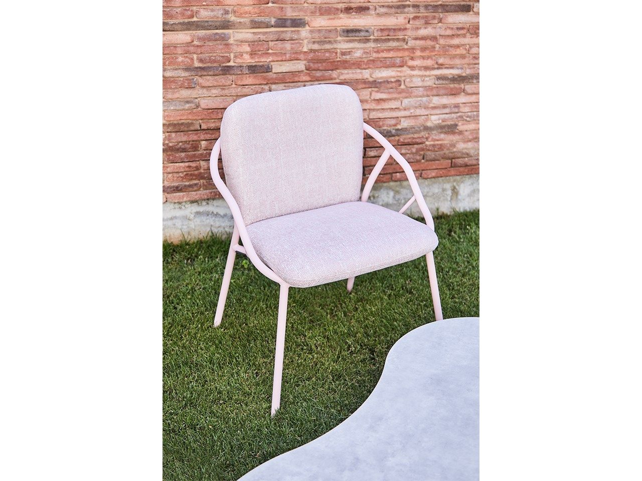 NANSA Stackable chair with armrests By MUSOLA | design Santiago Sevillano