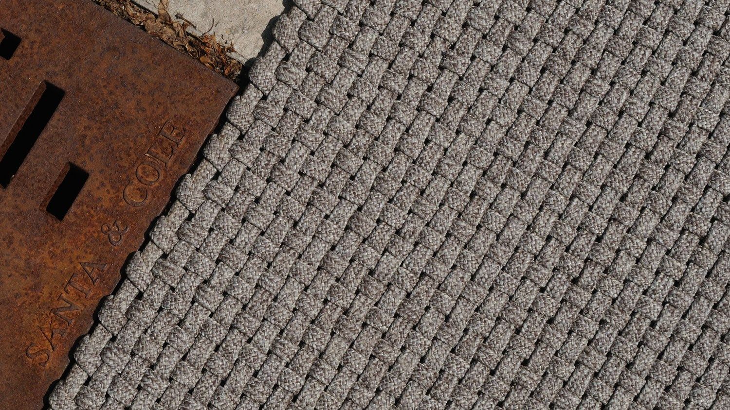 Handmade synthetic fibre rug NIMES By Warli design Paolo Zani