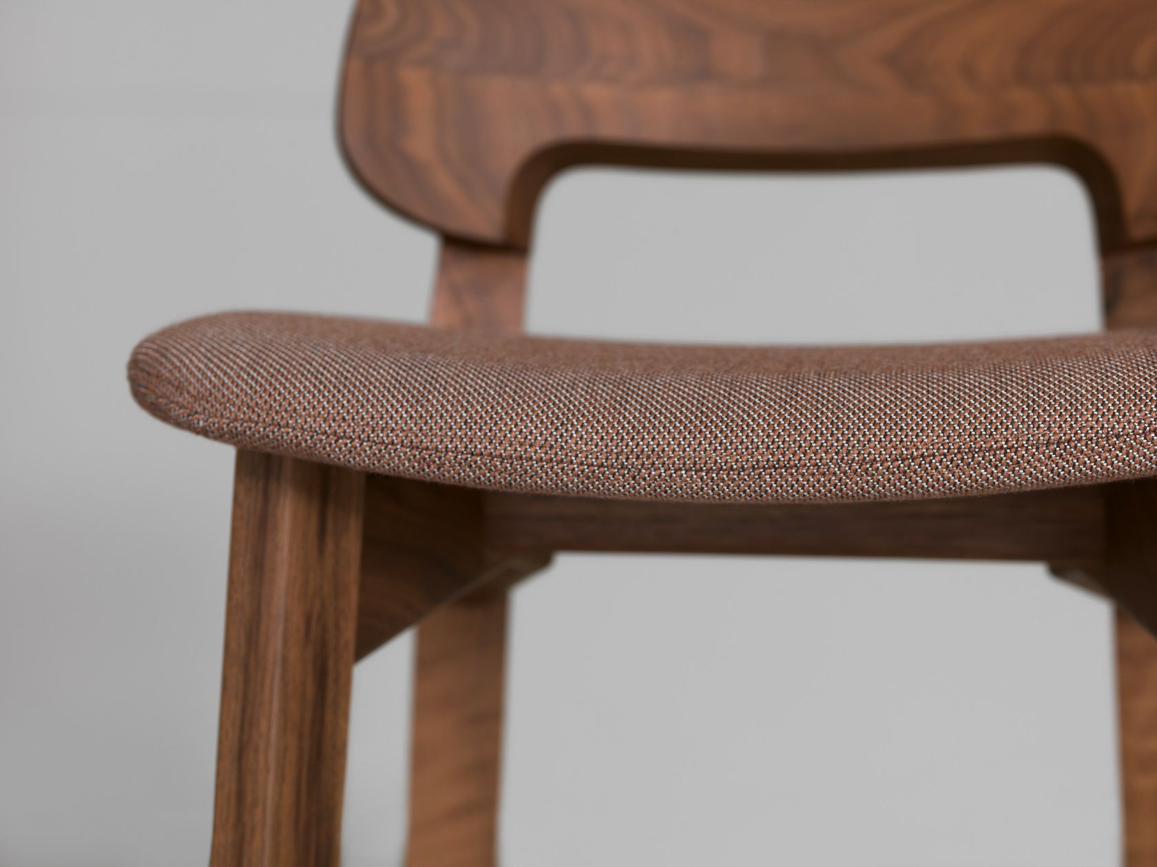 NONOTO BAR Solid wood barstool with footrest By ZEITRAUM | design Läufer + Keichel