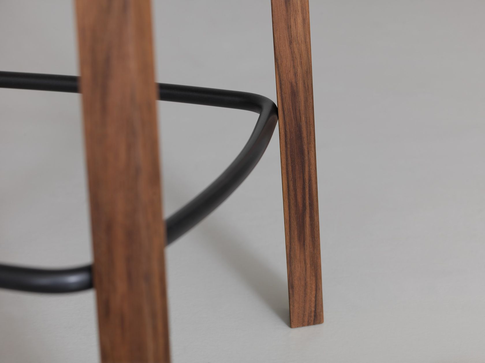 NONOTO BAR Solid wood barstool with footrest By ZEITRAUM | design Läufer + Keichel