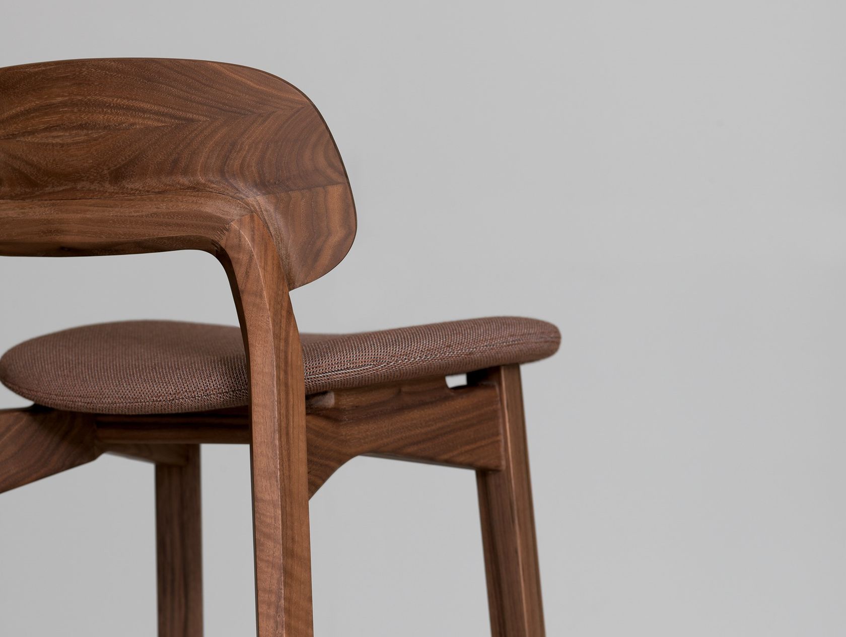 NONOTO BAR Solid wood barstool with footrest By ZEITRAUM | design Läufer + Keichel
