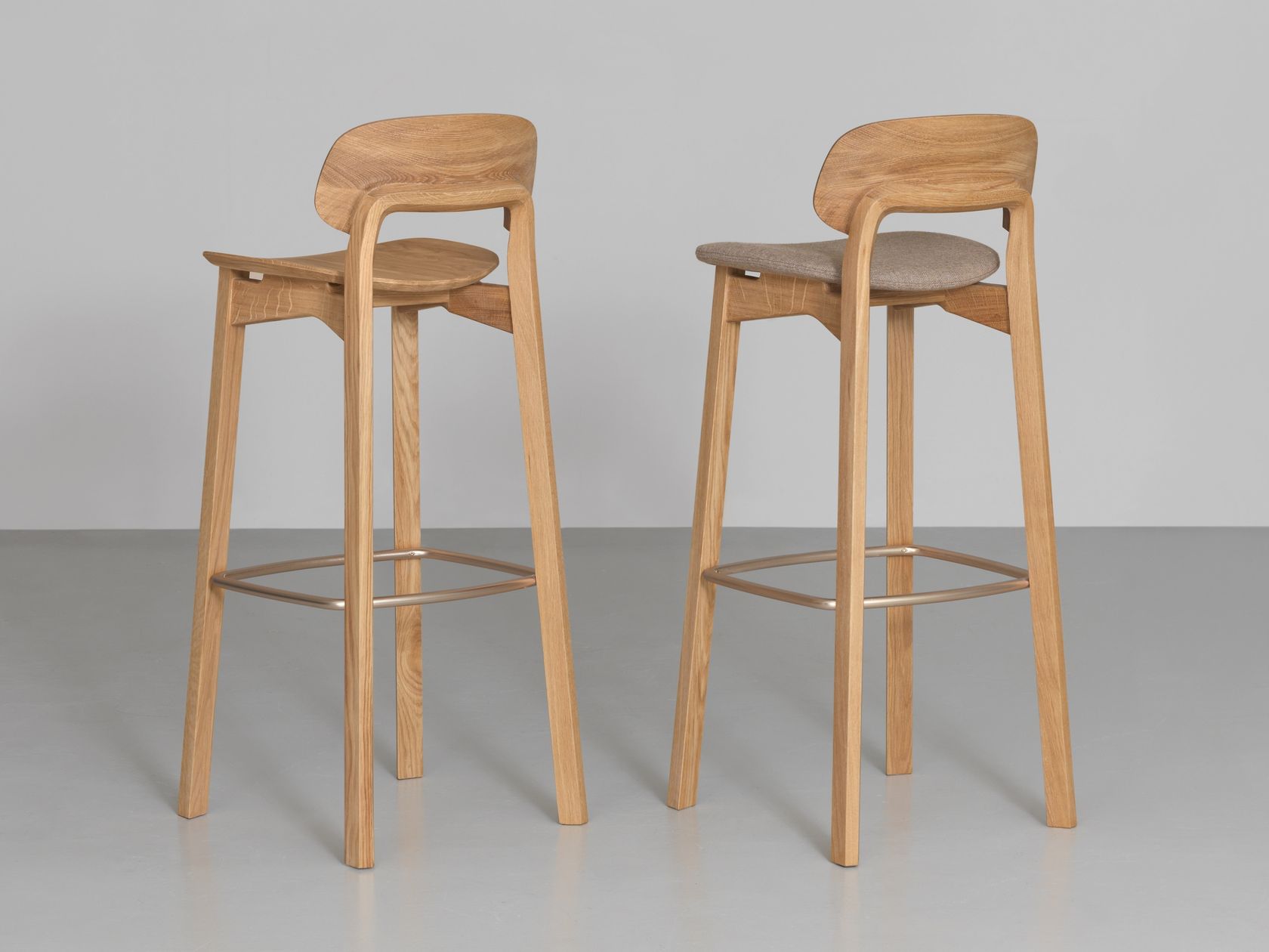 NONOTO BAR Solid wood barstool with footrest By ZEITRAUM | design Läufer + Keichel