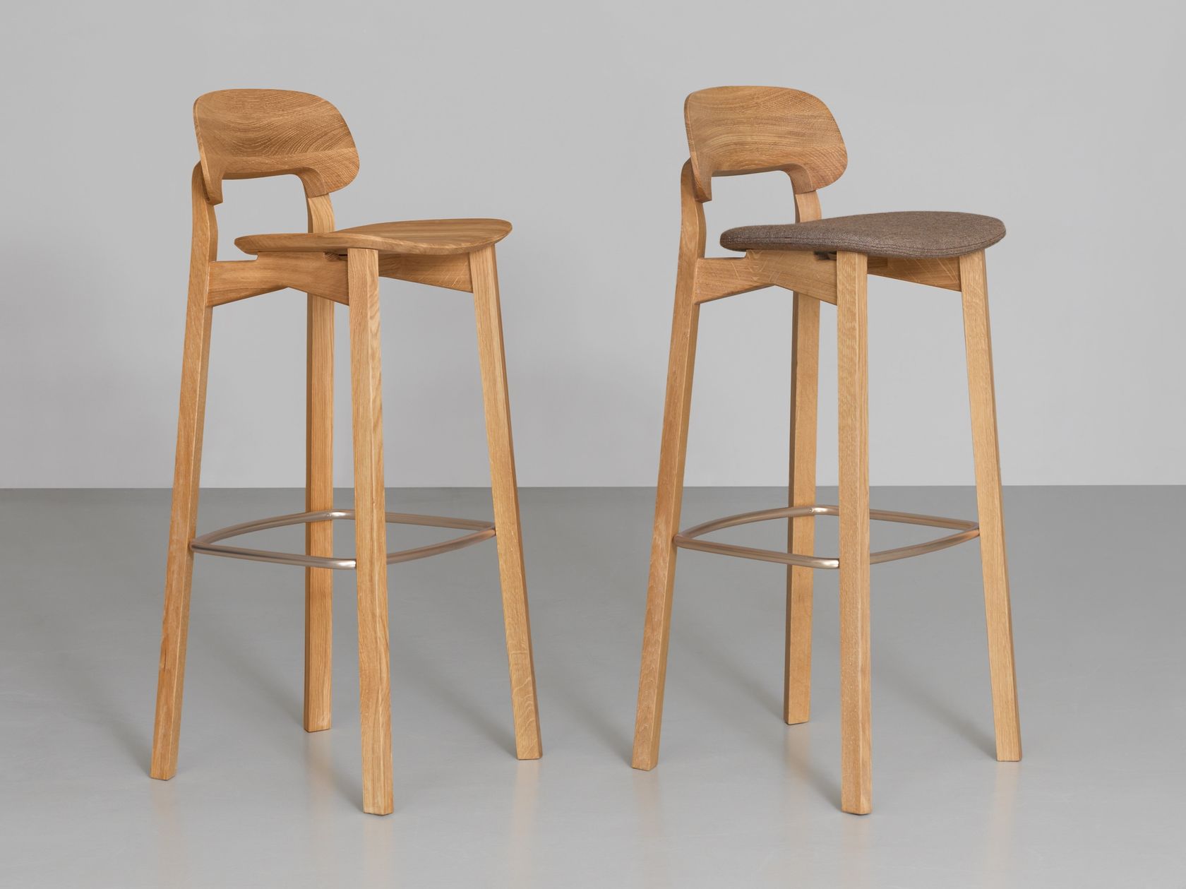 NONOTO BAR Solid wood barstool with footrest By ZEITRAUM | design Läufer + Keichel