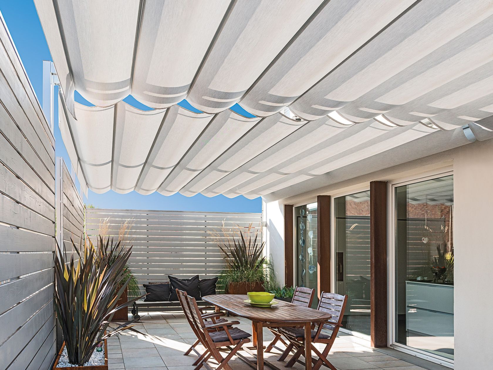 Pérgola adosada de tela con toldo corredero NUVOLA By MV Living