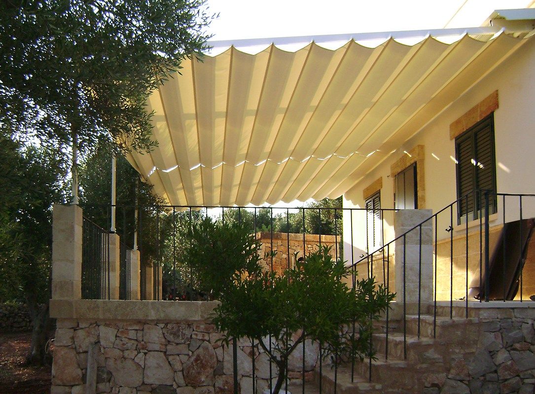 Pérgola adosada de tela con toldo corredero NUVOLA By MV Living