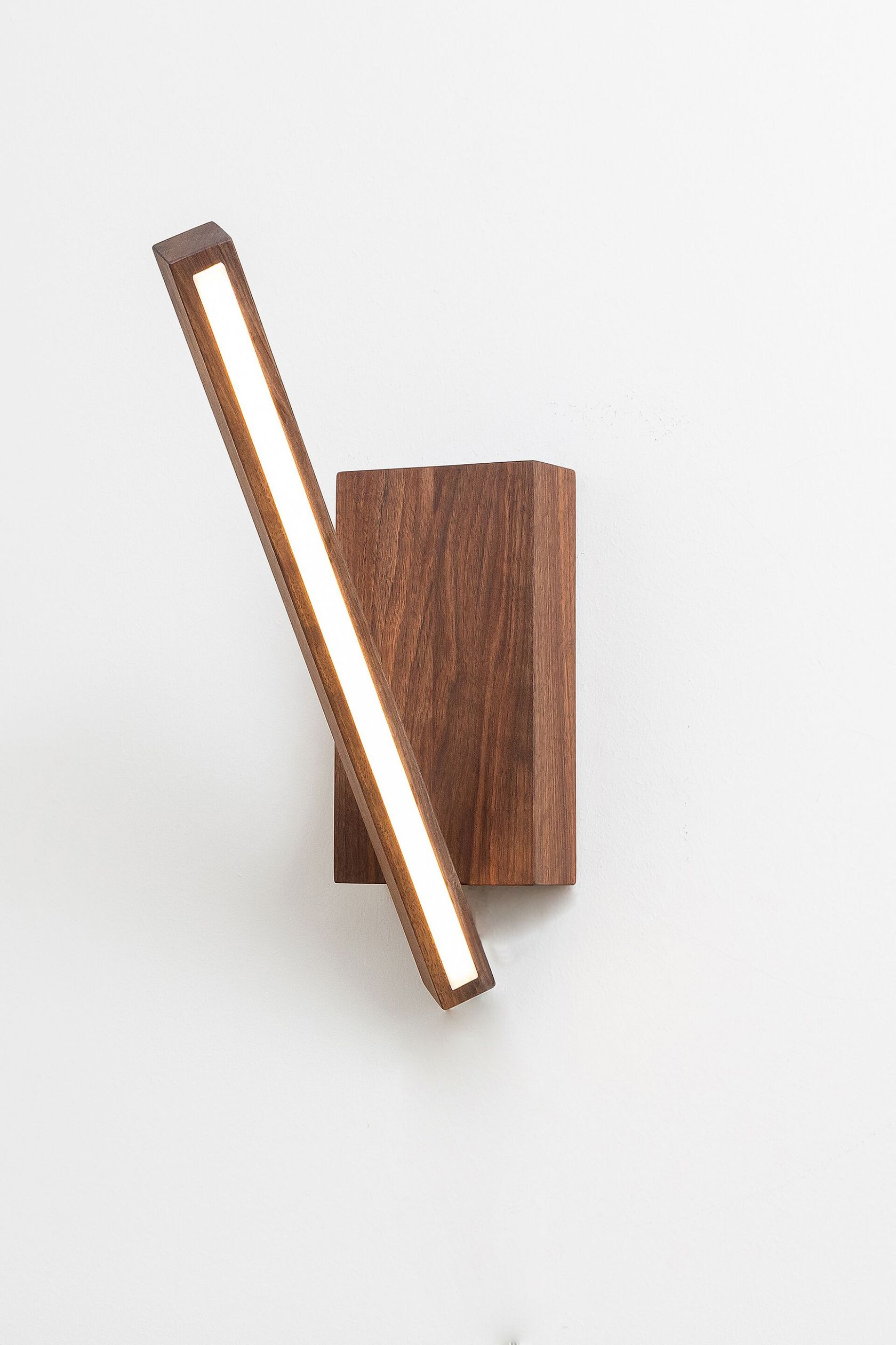 VECTOR Lámpara de pared LED de madera maciza By Next Level Design Studio
