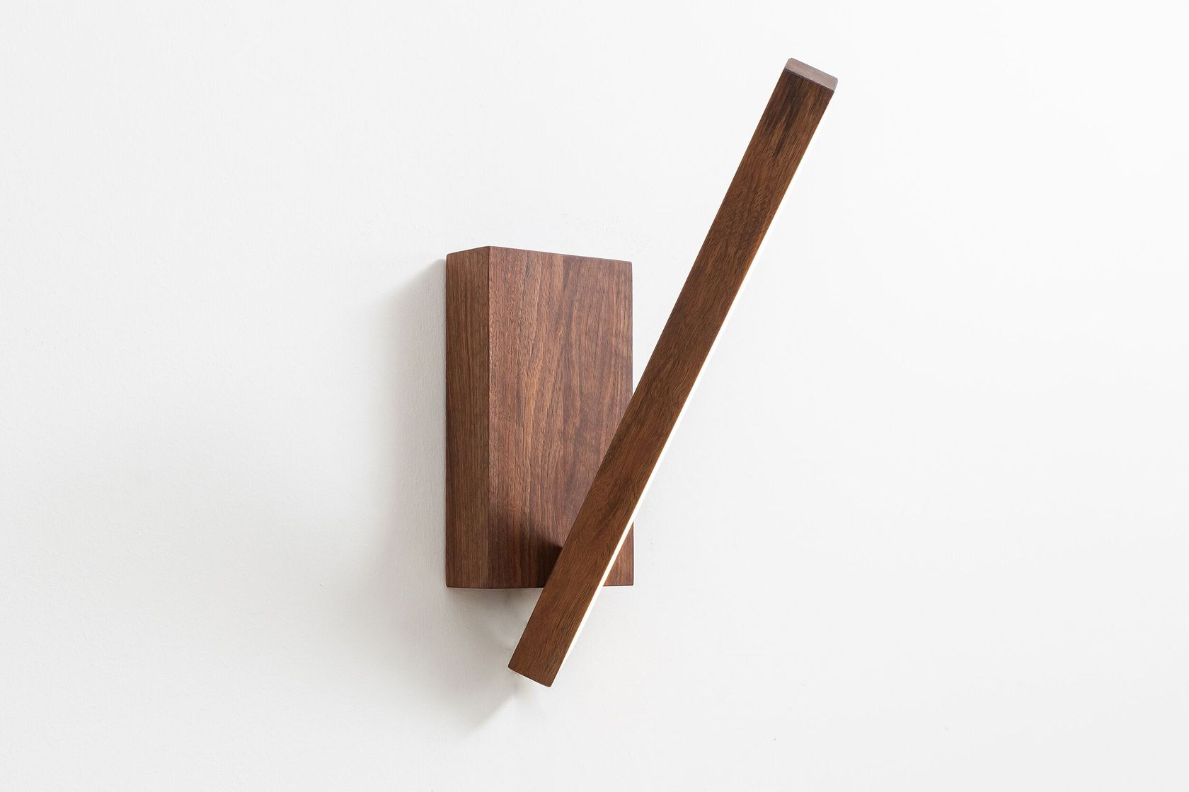 VECTOR Lámpara de pared LED de madera maciza By Next Level Design Studio
