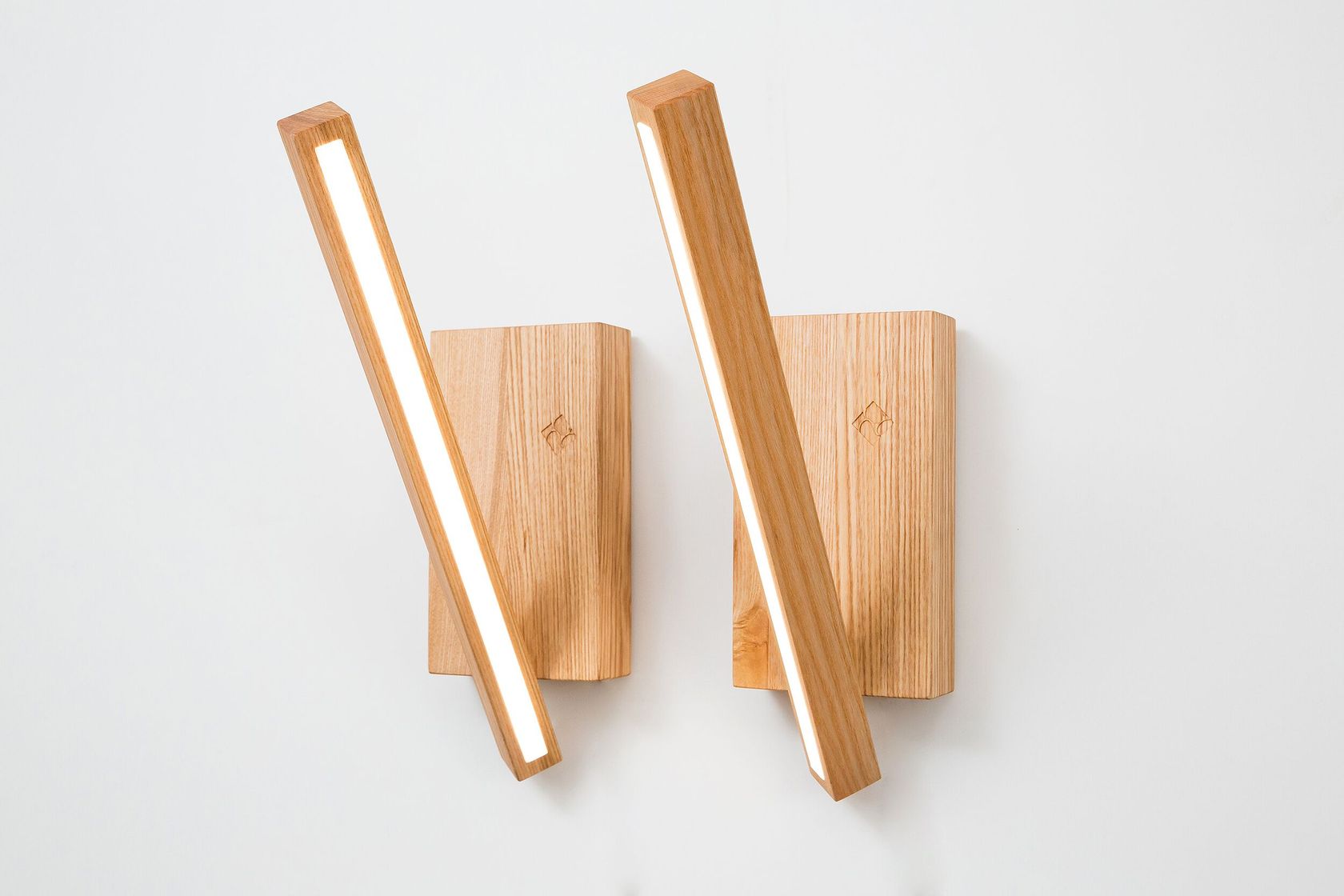 VECTOR Lámpara de pared LED de madera maciza By Next Level Design Studio