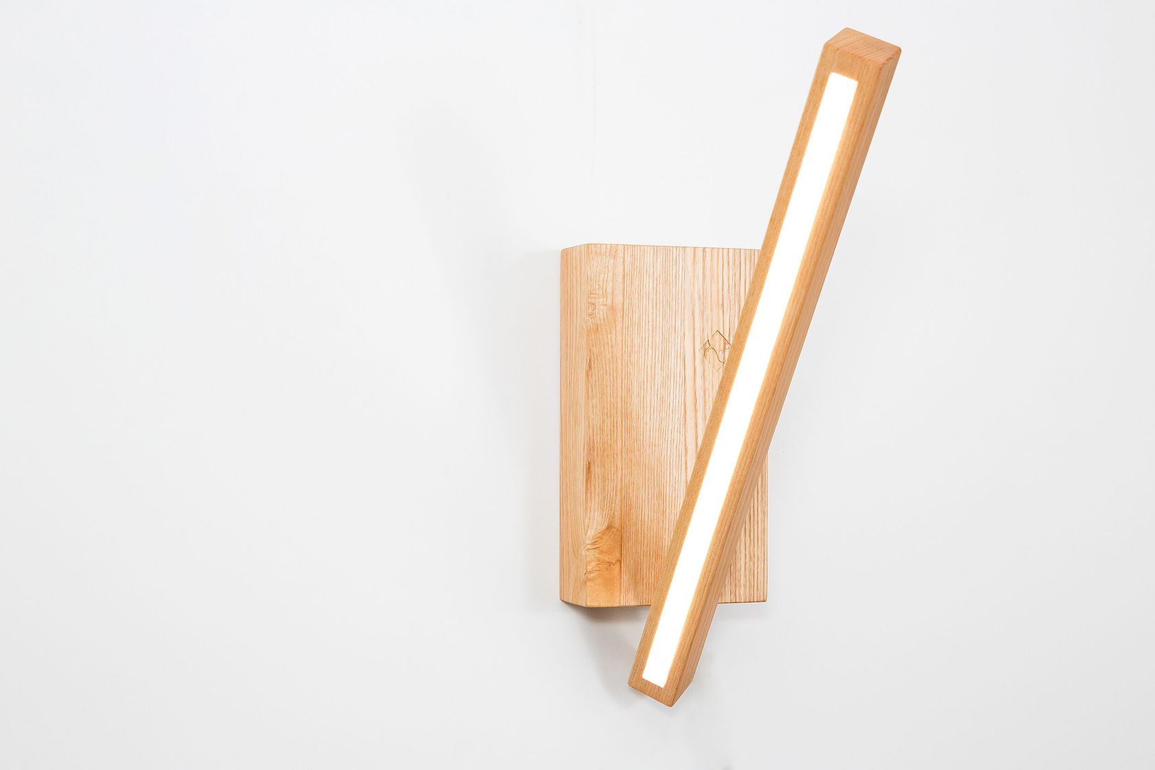 VECTOR Lámpara de pared LED de madera maciza By Next Level Design Studio