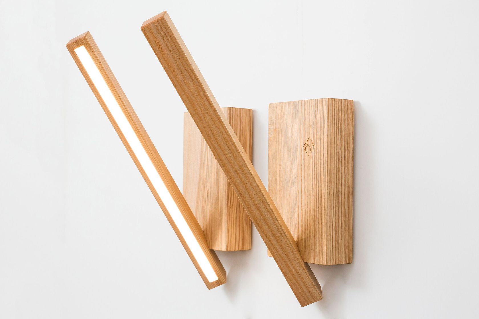VECTOR Lámpara de pared LED de madera maciza By Next Level Design Studio