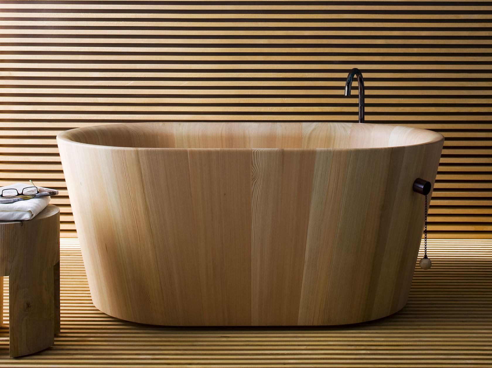 OFURO Freestanding oval larch bathtub By Rapsel | design Matteo Thun ...