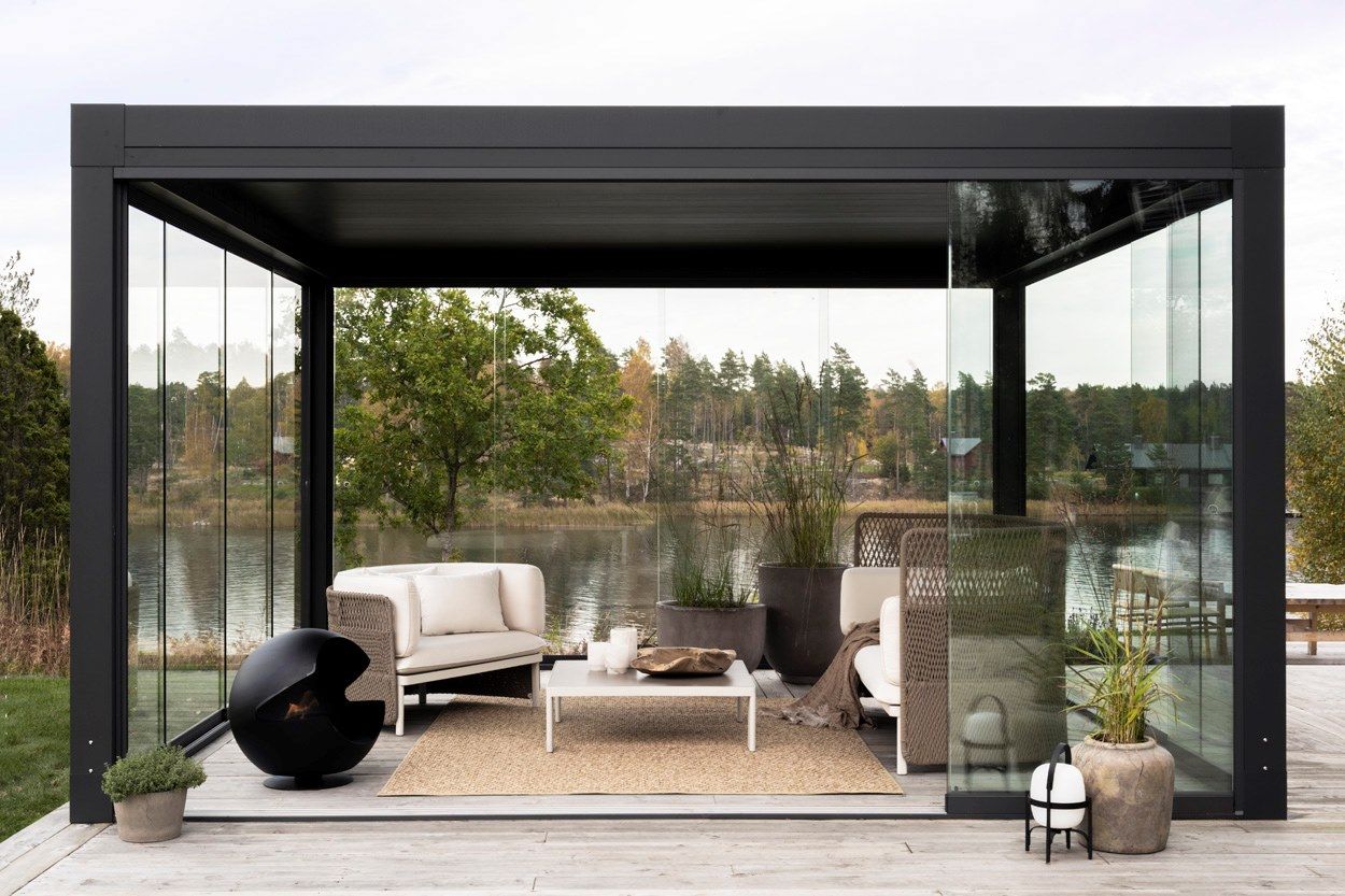 OPERA Freestanding pergola with adjustable louvers By Pratic