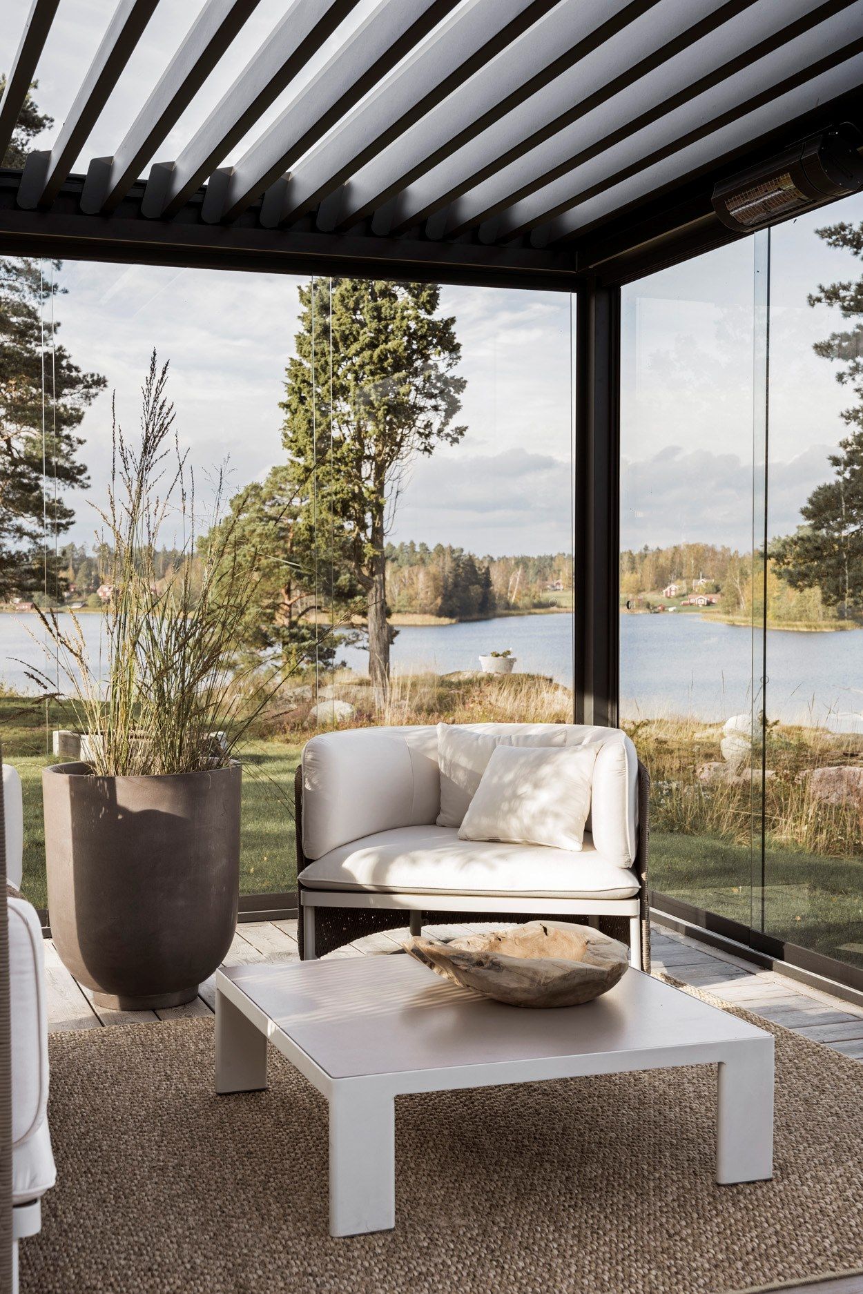 OPERA Freestanding pergola with adjustable louvers By Pratic