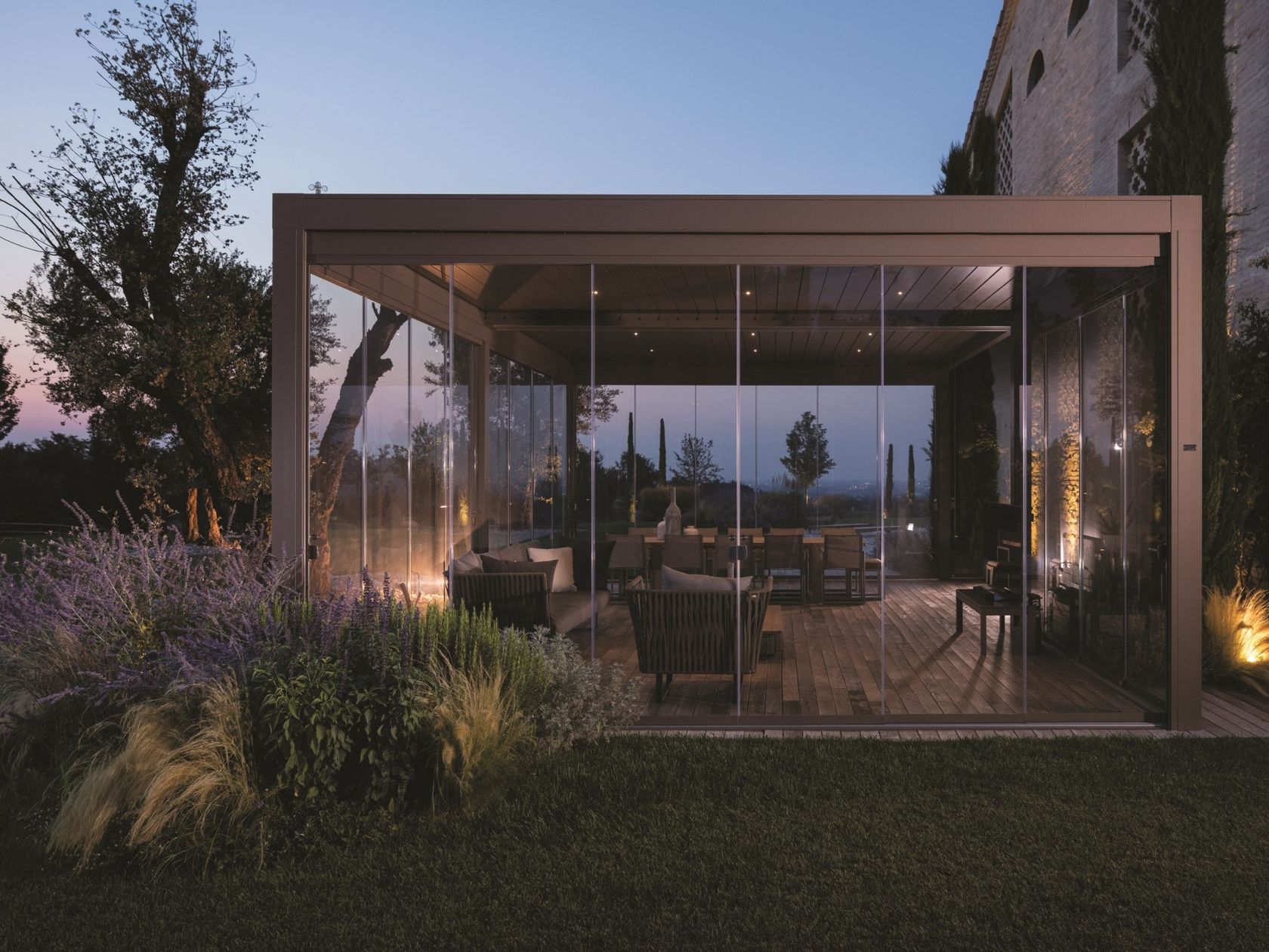 OPERA Freestanding pergola with adjustable louvers By Pratic