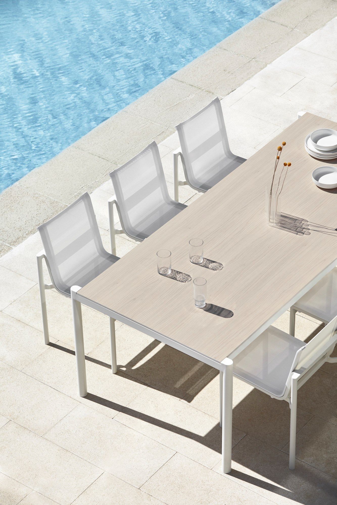 ORIGIN Aluminum table and porcelain stoneware top By POINT | design ...