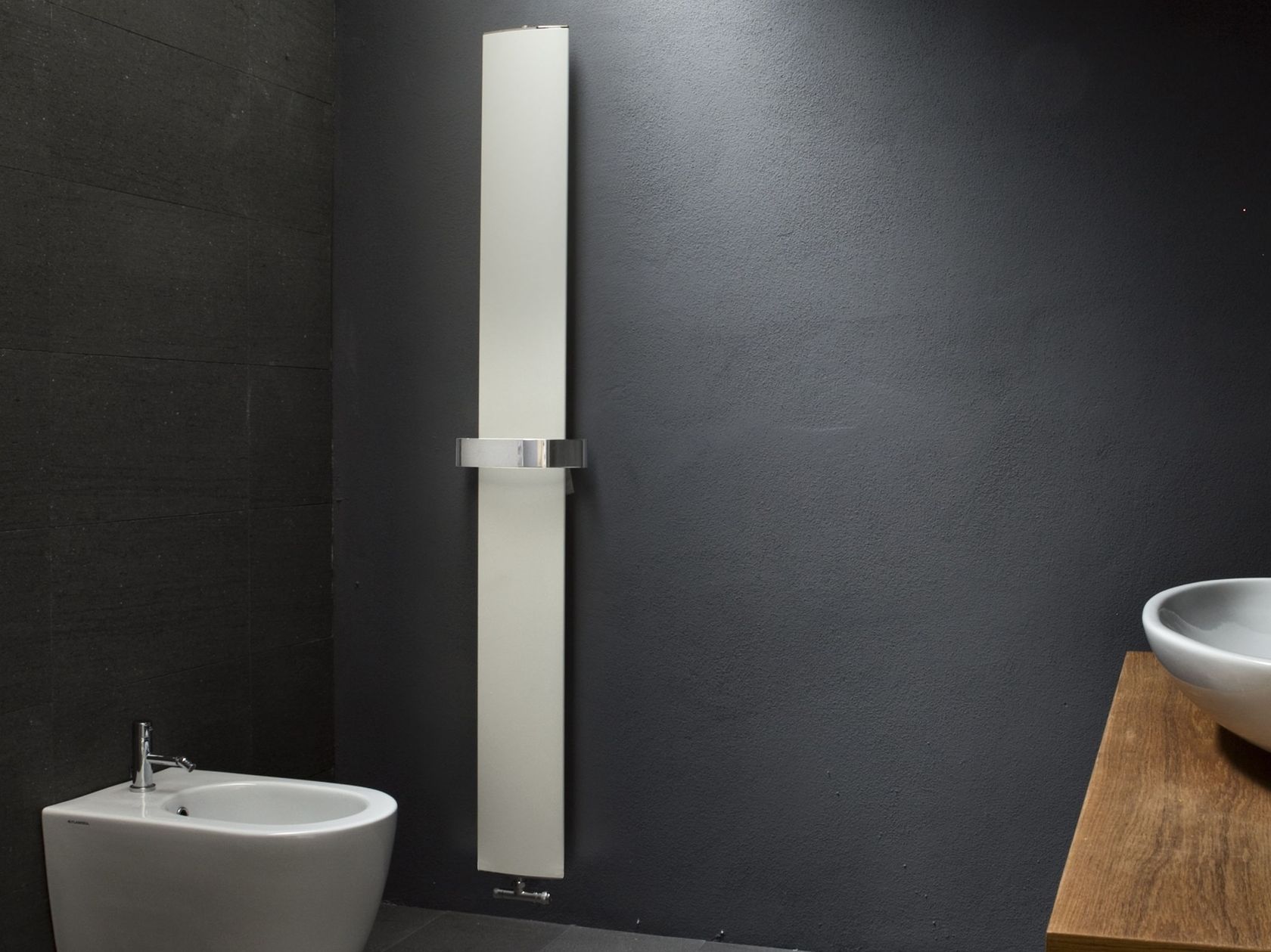 Wall-mounted aluminium decorative radiator OTHELLO MONO SLIM By RIDEA