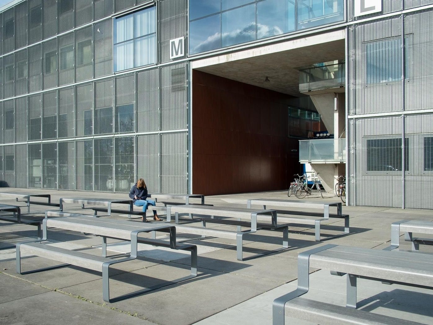 OUTLINE Steel picnic table with integrated benches By miramondo