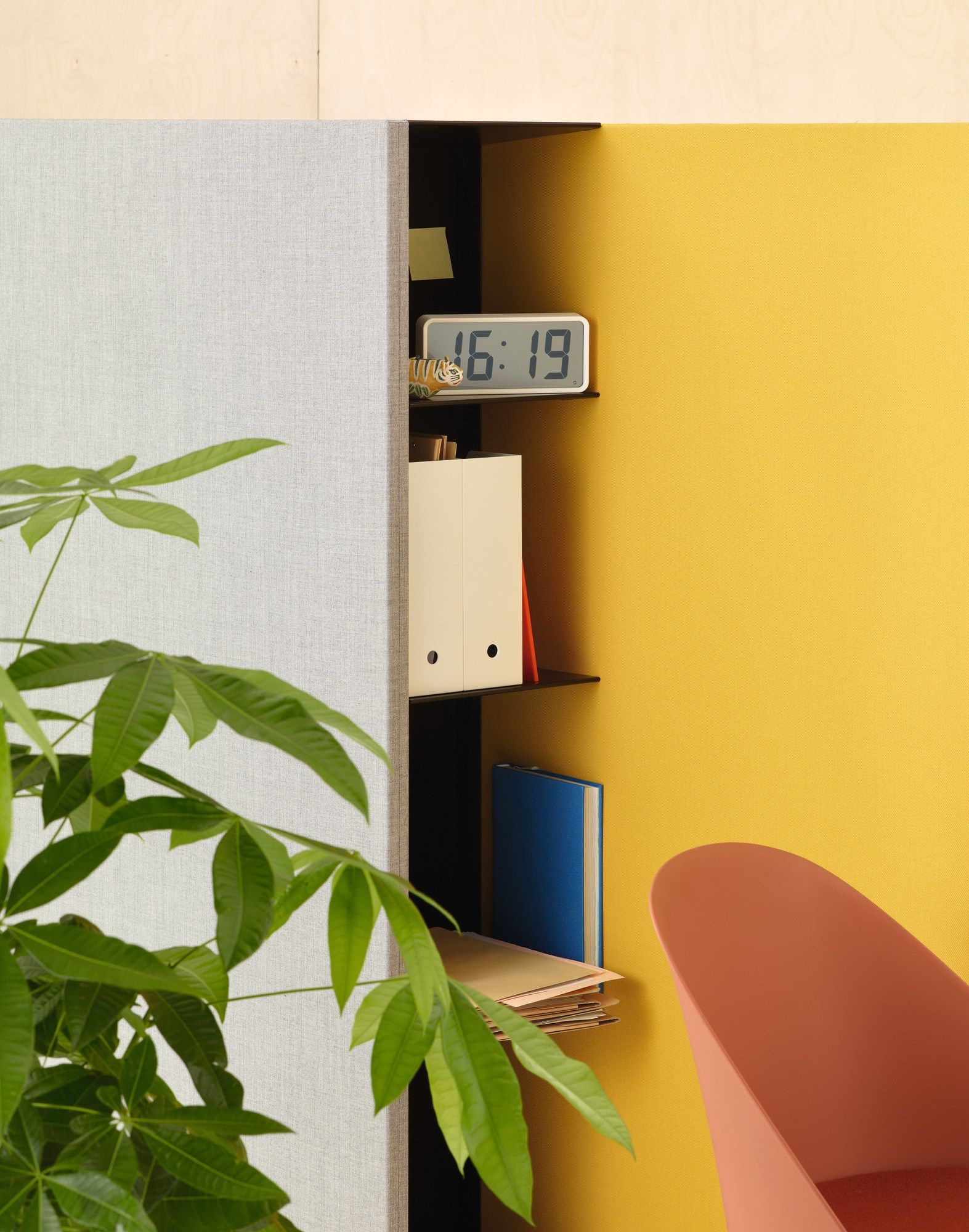 Schallabsorbierende freistehende Schreibtisch-Trennwand aus Stoff ...