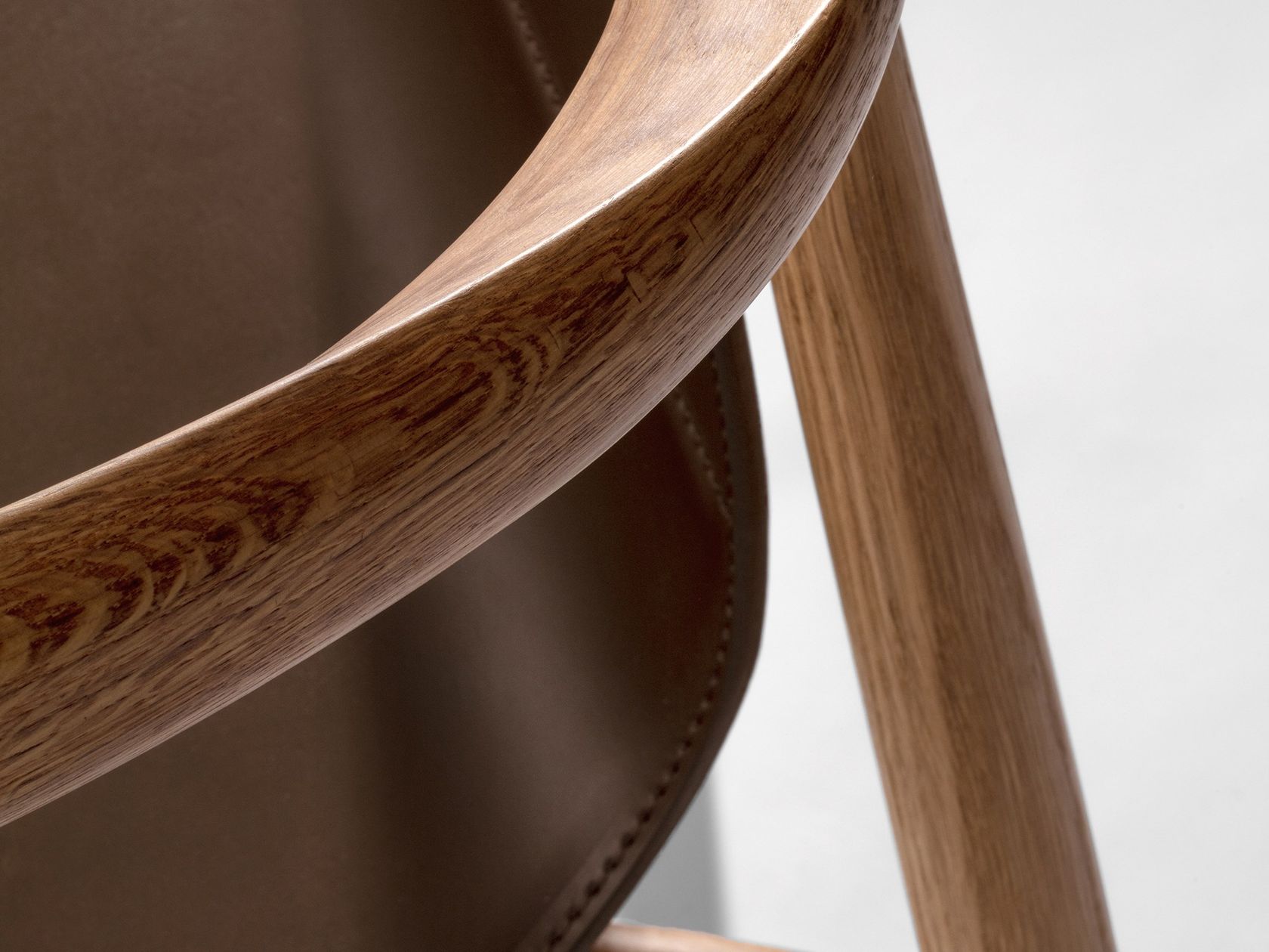 PELLE 椅子 By ZEITRAUM | design Lorenz+Kaz