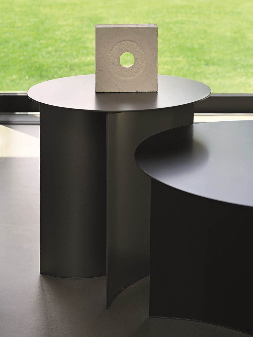 PIERRE Round metal coffee table By Flou