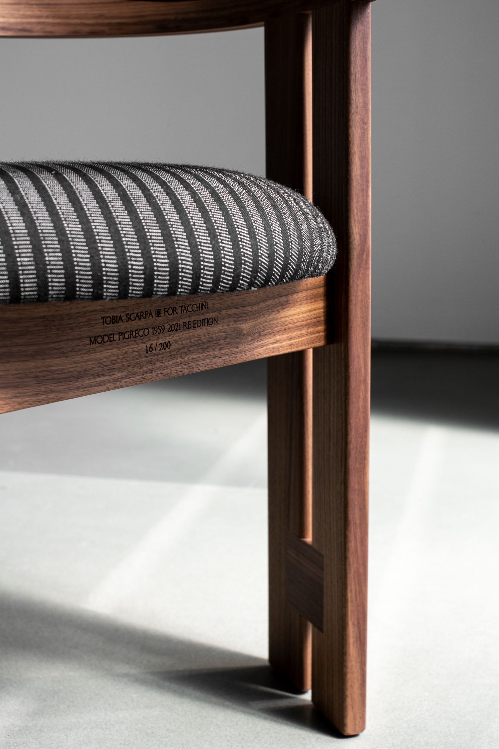 PIGRECO Wooden chair with integrated cushion By Tacchini | design Tobia ...