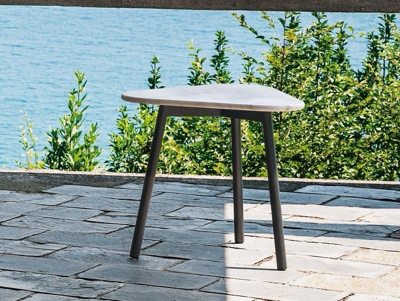 PIPER | Triangular coffee table By RODA